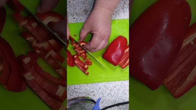 Макароны «Гнезда» с фаршем и сыром.