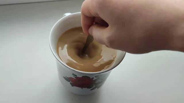 Звук размешивания сахара в чашке