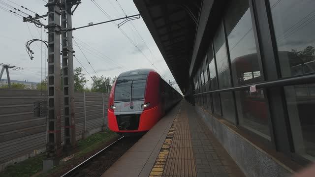 "Ласточка" ЭС1П-024 по станции Реутово. 05.05.2025