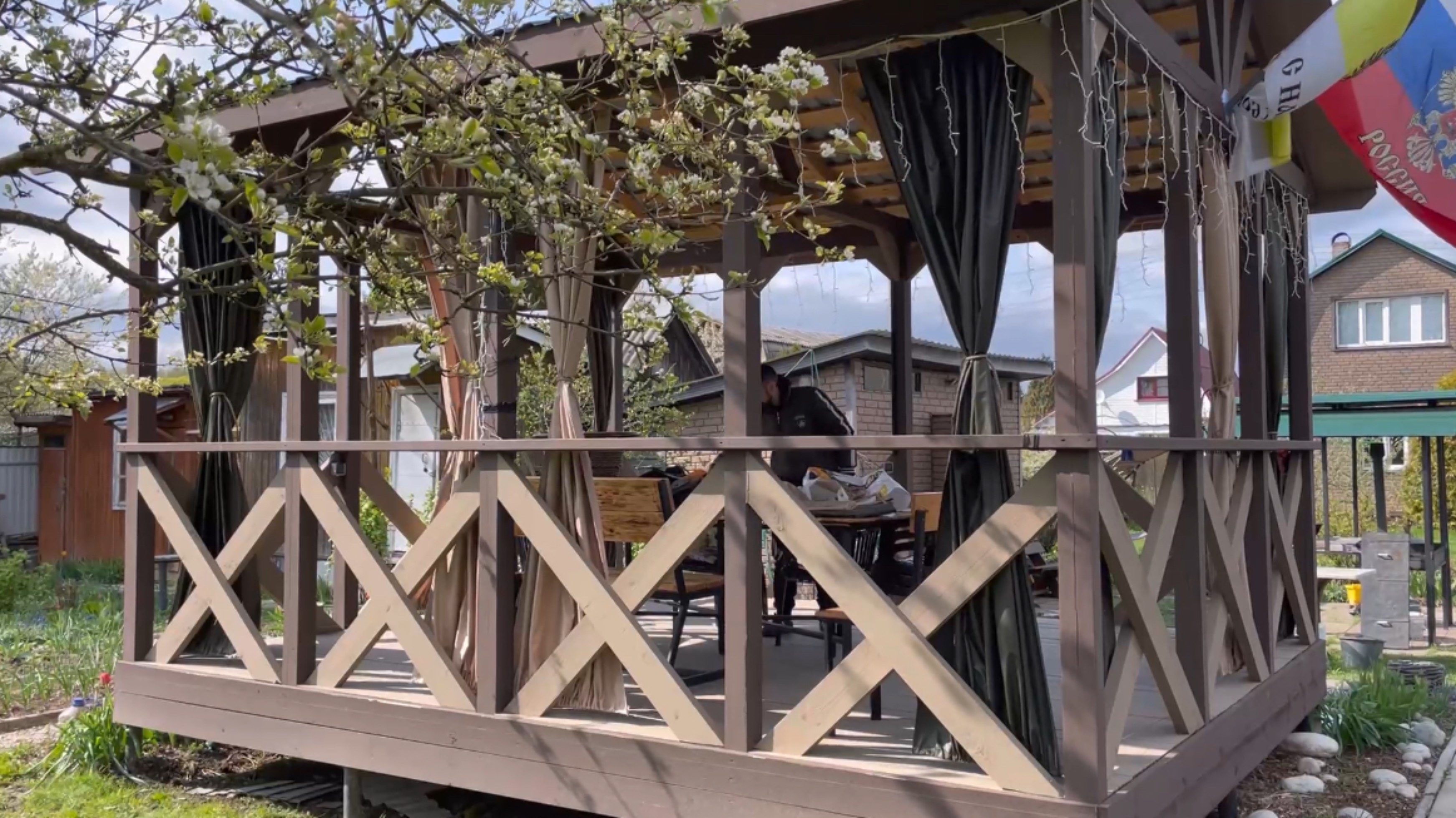 Совместный труд облагораживает человека, а человек - беседку