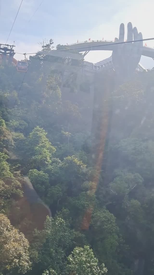 Самая длинная канатная дорогa ведет к Золотому мосту и Рукам Бога. Bana Hill cable car. Vietnam