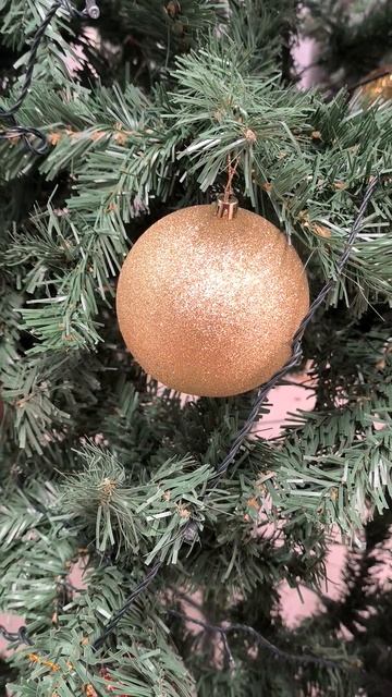 Ёлочный шар на ёлке