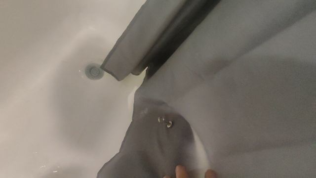 Как сделать, чтобы штора в ванной не притягивались к телу