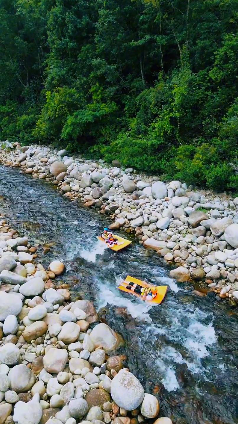 Спокойный рафтинг по живописным рекам Гуанси.