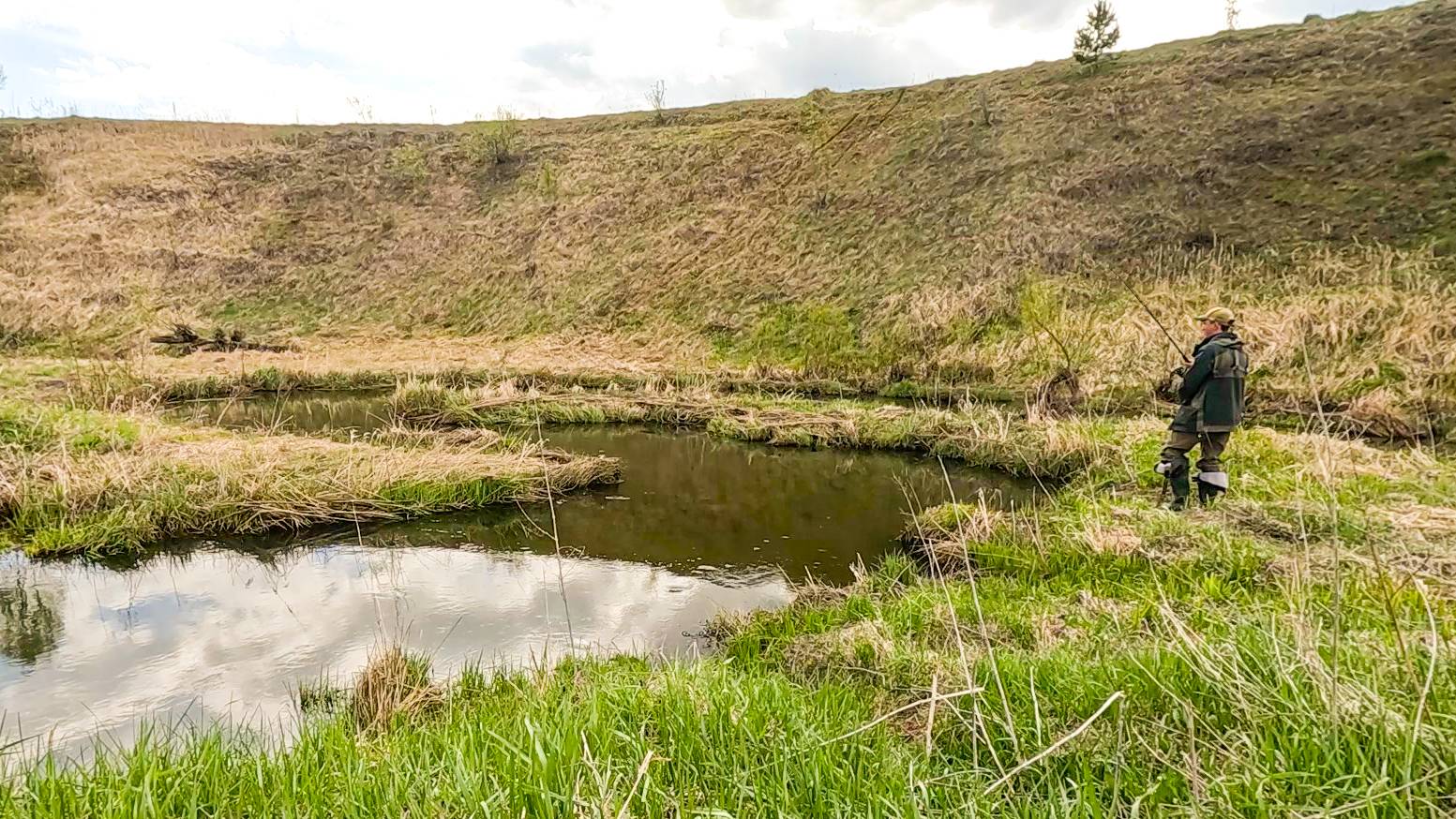 РУЧЕЙ ПЕРЕПРЫГНУТЬ МОЖНА а щука КЛЮЁТ! Рыбалка на спиннинг в мае 2025