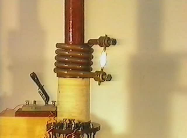 Физика. Опыты. Электричество и магнетизм. Трансформаторы. Понижающий трансформатор