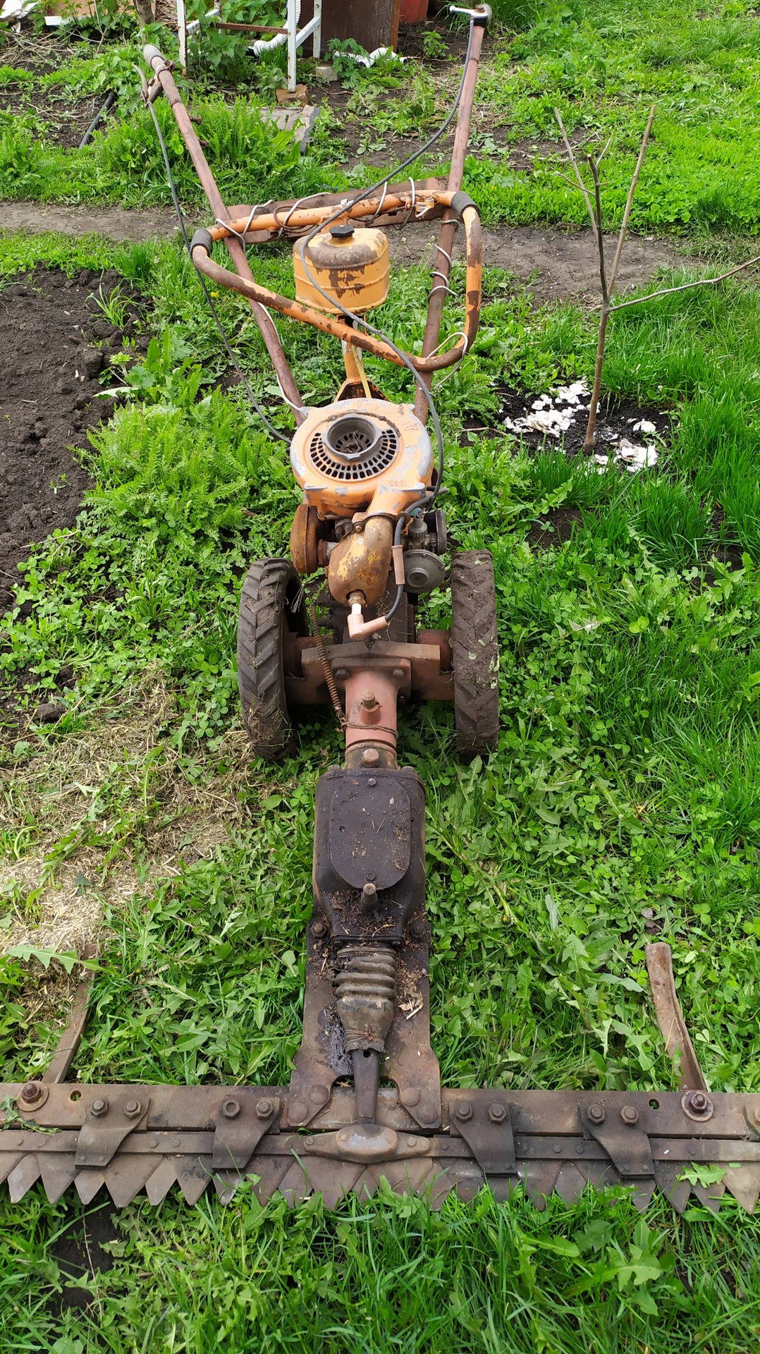 Дела огородные.Трава готова к покосу, агрегат уже в строю.