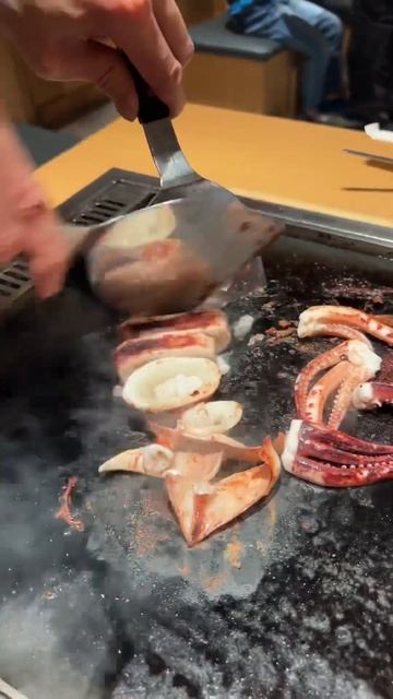 Кальмары на гриле с печенью и маслом. Японская кухня.