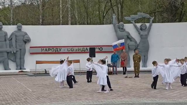 Детский танец "Журавли"
Исполняет песню: Прохорова Полина (cover Марк Бернес)
