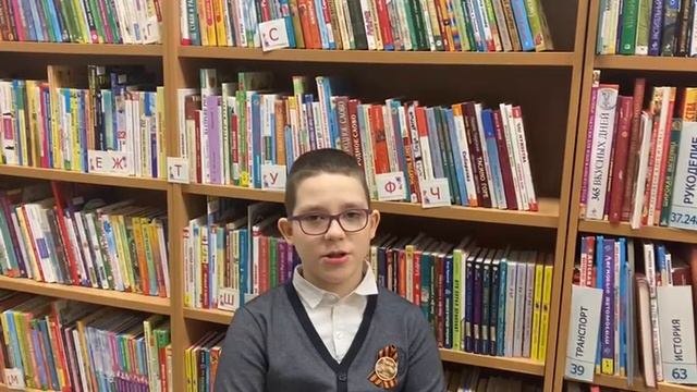 "Здесь похоронен красноармеец" читает Федор Десятов (г. Ноябрьск)