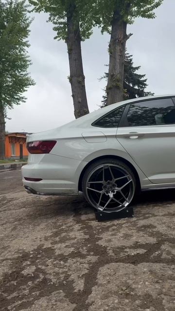 Volkswagen Jetta на примерке дисков в 19-ом диаметре