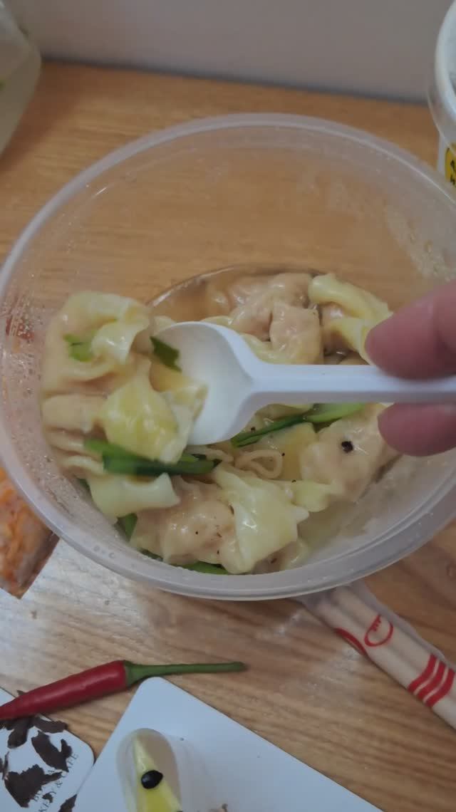 Жареные и вареные вкусные пельмешки вонтон и пирожные, доставка с Grab.