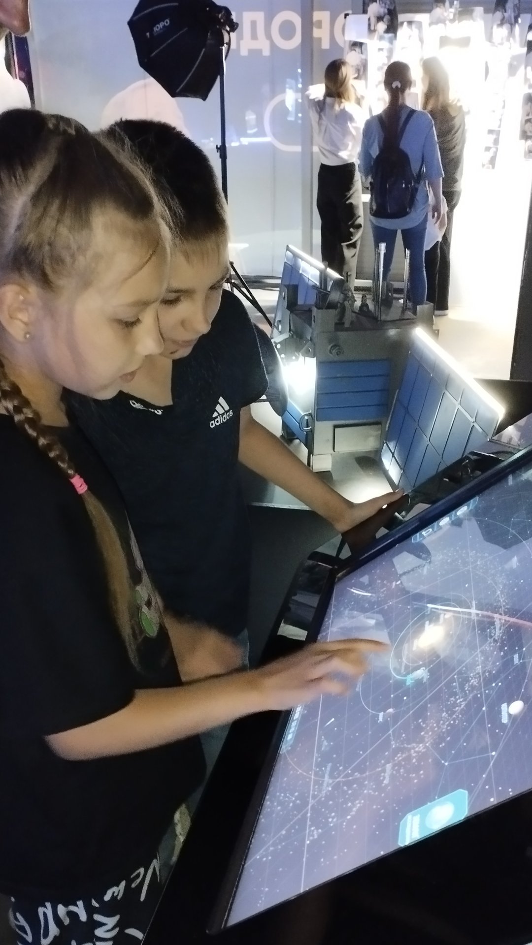 Мои детки развлекаются.