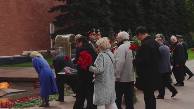 Возложение венков и цветов к Могиле Неизвестного Солдата в Александровском саду