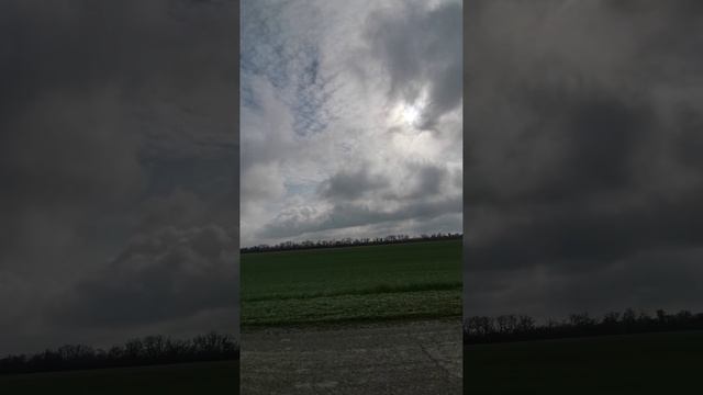 Облака дорога поля