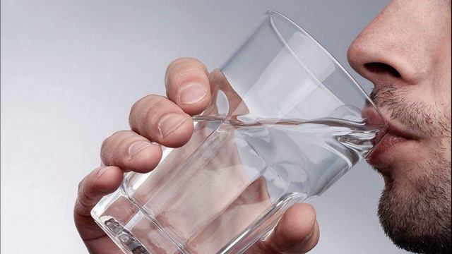 Звук Питья Воды. Звук Человека Пьющего Воду. Человек Пьет и Глотает Воду. АСМР