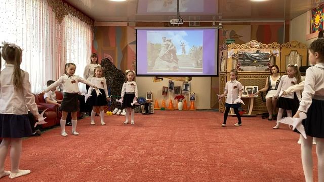 Танец "Голубь мира" Группа №12 "Цветики-семицветики"