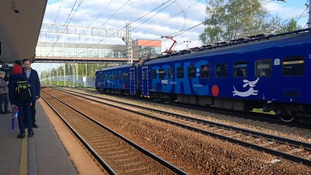 Электропоезд ЭП2Д-0083 (Синий РЭКС) следует мимо о.п. Ольгино. 07.05.2025