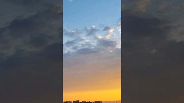 Закат над морем после дождя 🌄⛈️