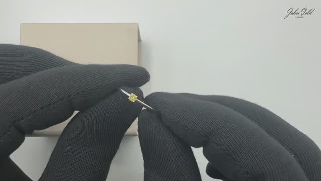 Кольцо из белого золота с желтым природным бриллиантом