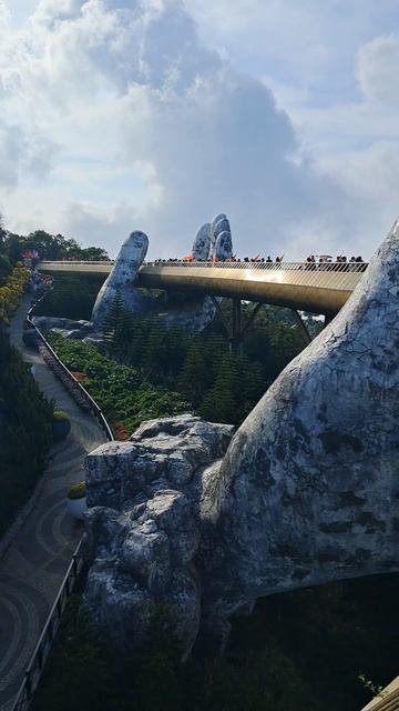 Золотой мост в огромных руках. Bana Hills, Da Nang, Vietnam