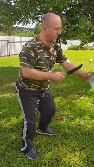 Проверяем_остроту_узбекского_пчака_Режем_бутылку_на_лету_p4a