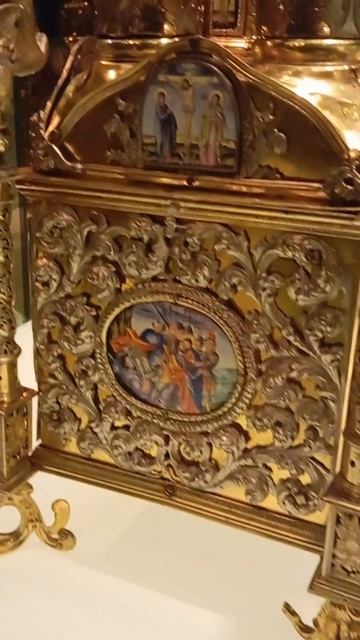 Дарохранительница в форма пятиглавого храма ч росписью по эмали.