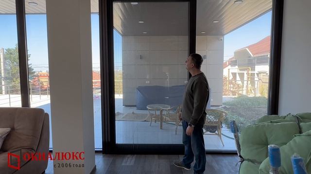 Сдвижная москитная сетка плиссе установленная на раздвижной алюминиевый портал высотой 3 м. ОКНАЛЮКС