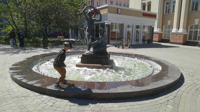 Уже традиционно, с конца апреля, в т.ч. в 2025 году в г. Ростов-на-Дону включили/заработали фонтаны.