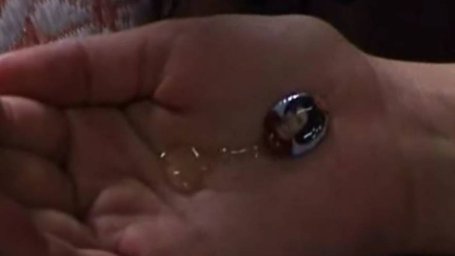 Мироточение медальонов Шри Сатья Саи Бабы из видео  =САТЬЯ=   2003 год