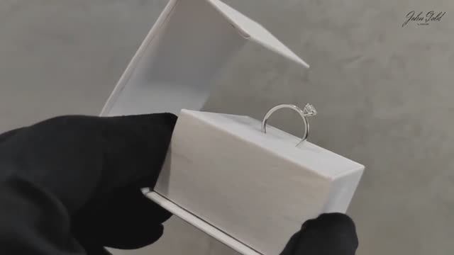 Кольцо из белого золота с природным бриллиантом огранки багет