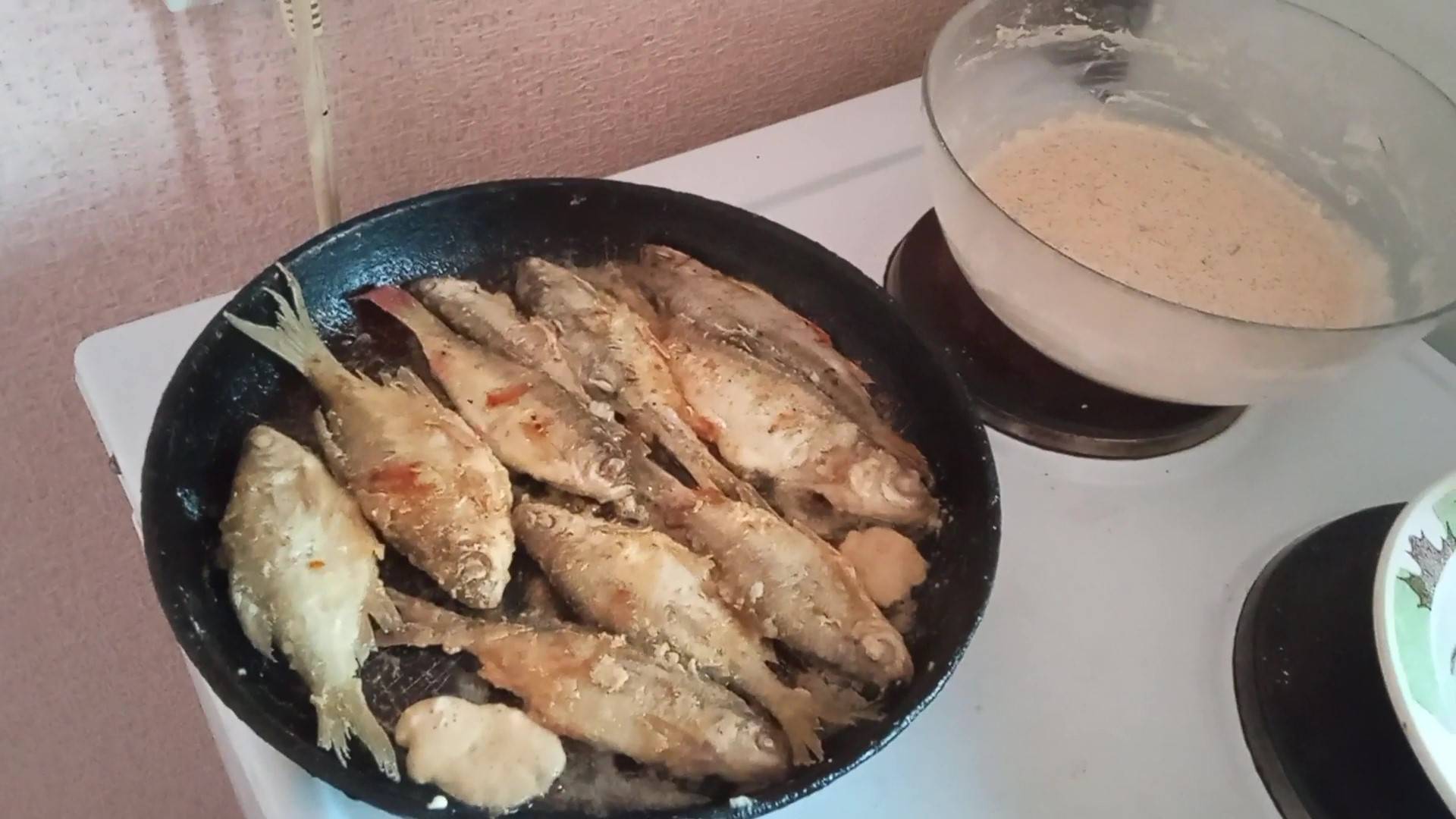 Жарю рыбу после рыбалки. Это просто белиссимо друзья!!!