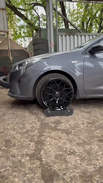 Kia Rio на примерке дисков в 17-ом диаметре