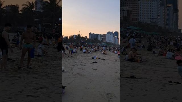 Пляж вечером. Несмотря на волны, огромное количество людей и мотоциклов.