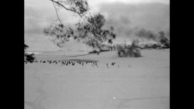 Красноармейцы во время атаки. Генерал Болдин над картой наступления под Тулой.