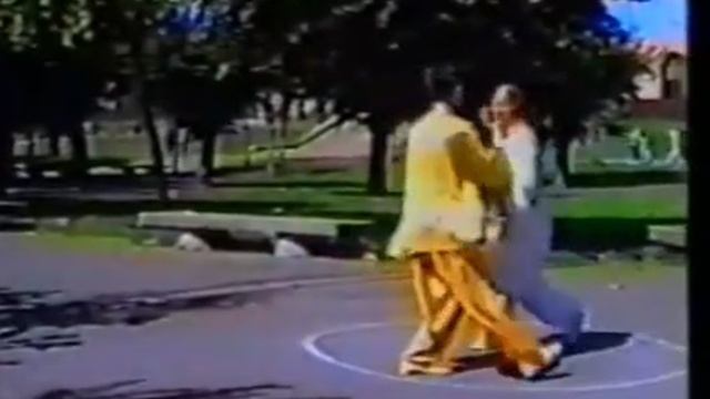 Багуачжан Фуши туйшоу, выполняет мастер Лян Цянъя