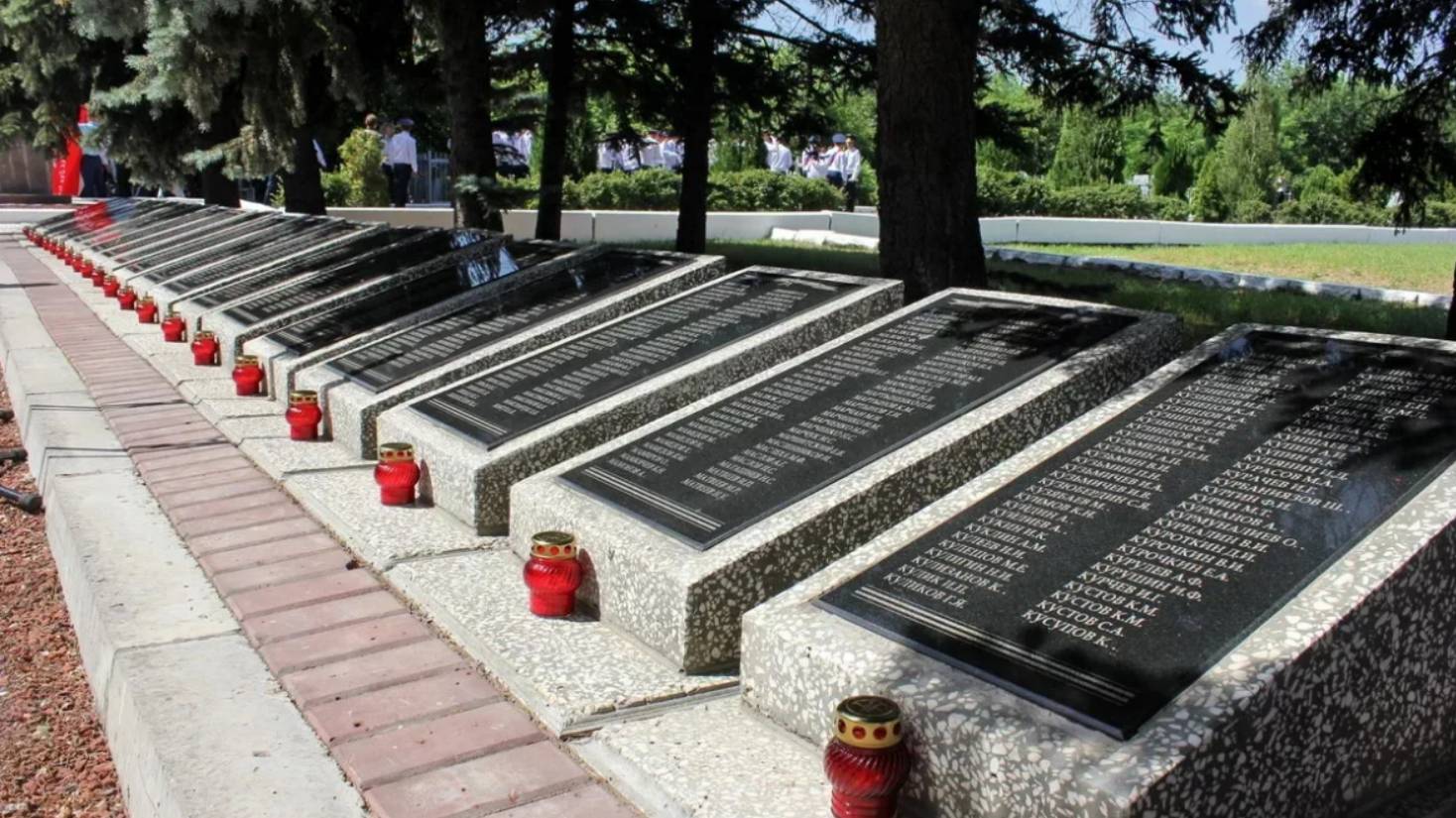 На братских могилах не ставят крестов