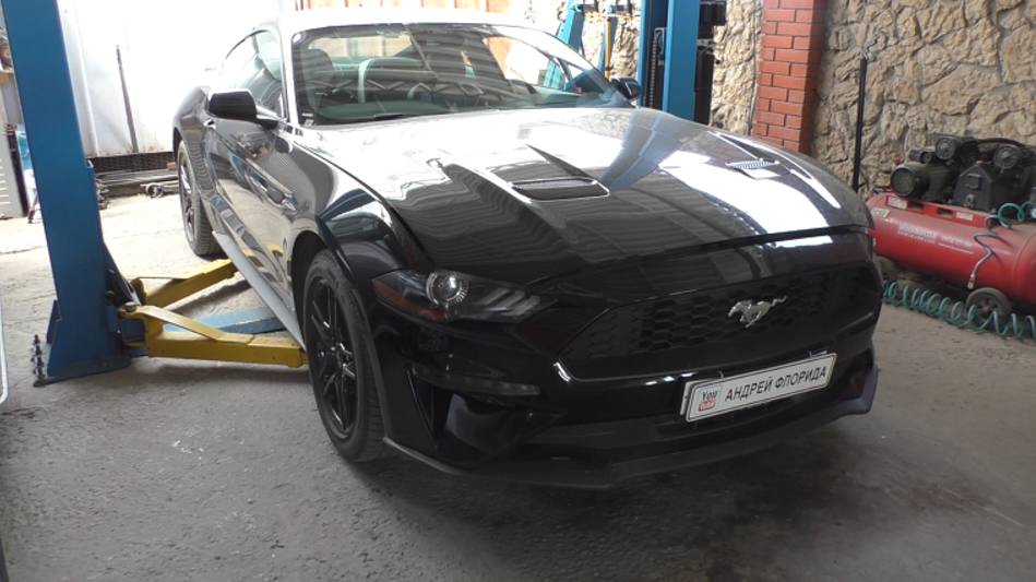 Замена задних тормозных колодок на Ford Mustang 2,3 Форд Мустанг 2022 года