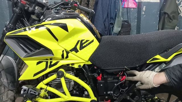 DUKE 300, как снять боковой пластик и сиденье на мотоцикле.