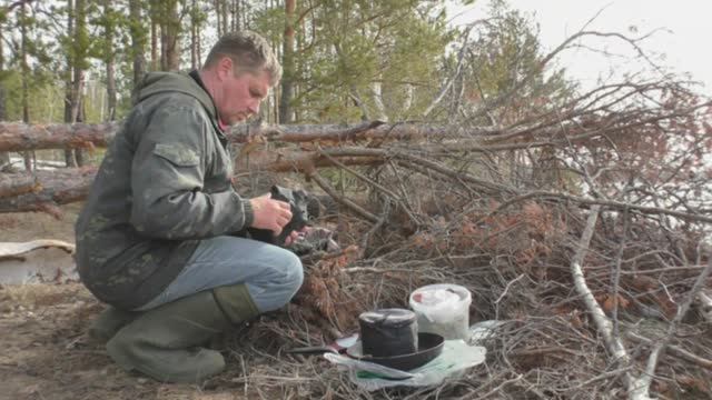 ВЕСЕННИЙ БУШКРАФТ. ОСТАНОВИЛСЯ ПЕРЕДОХНУТЬ, ПРИГОТОВИЛ ЕДУ НА ОГНЕ. ХОРОШЕЕ НАЧАЛО ..