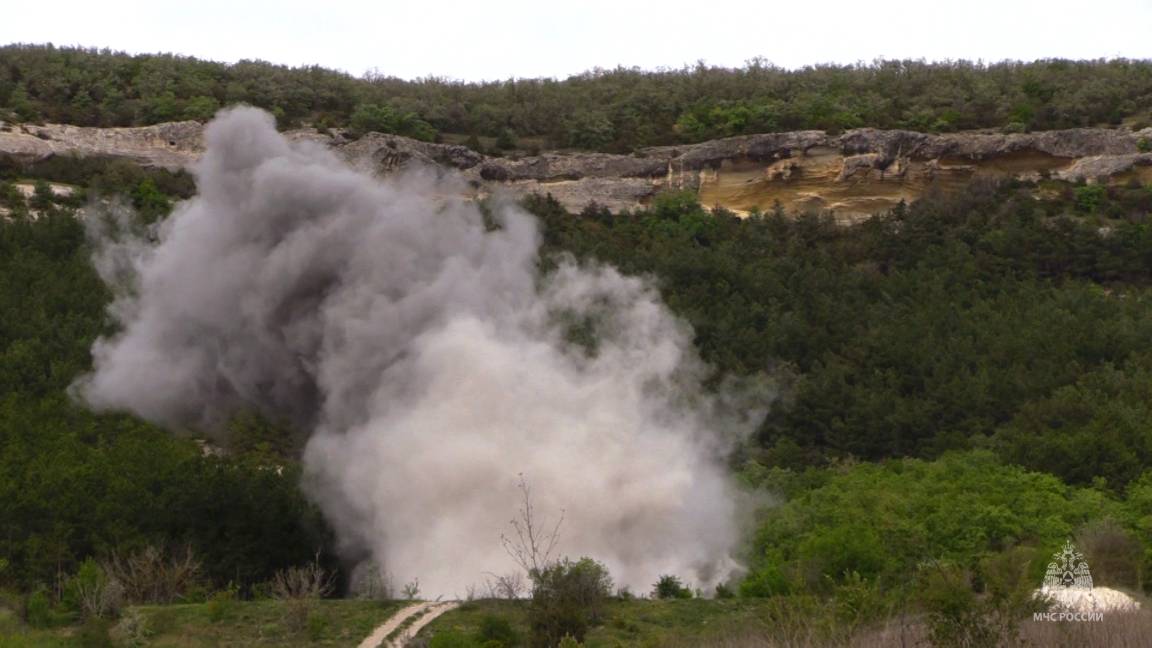 Бомбу и артснаряд Великой Отечественной уничтожили в канун Дня Победы севастопольские сотрудники МЧС