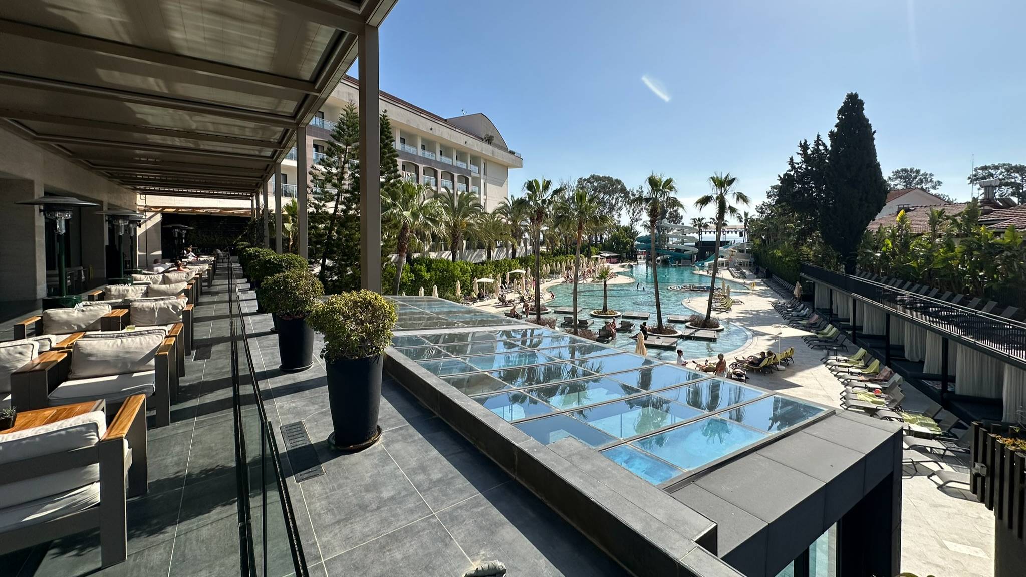 DoubleTree by Hilton Antalya Kemer 5*. Пляж и бассейн. Апрель 2025 г.