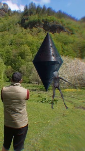 ИНОПЛАНЕТЯНИН ПЫТАЕТСЯ НАЛАДИТЬ КОНТАКТ С ЗЕМЛЯНИНОМ !