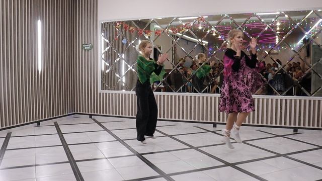 танцуют внучки