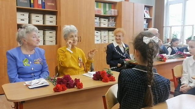 Накануне праздника Дня Победы к ребятам 2 «Б» класса пришли ветераны-дети блокадного Ленинграда
