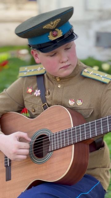 С праздником День Победы, поздравлю всех и дарю всем прекрасную мелодию военных лет "Синий платочек"