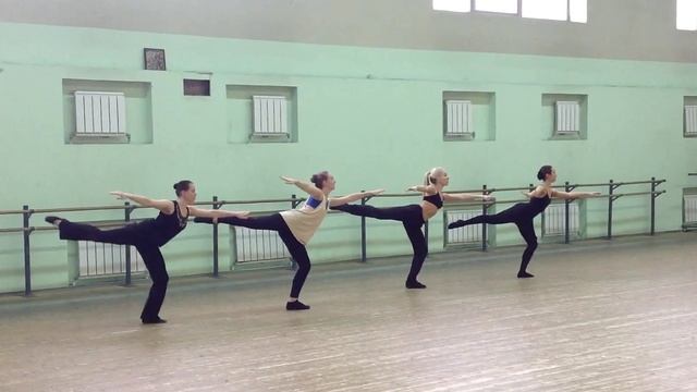 АДАЖИО НА СЕРЕДИНЕ ЗАЛА-4 ДЕВОЧКИ