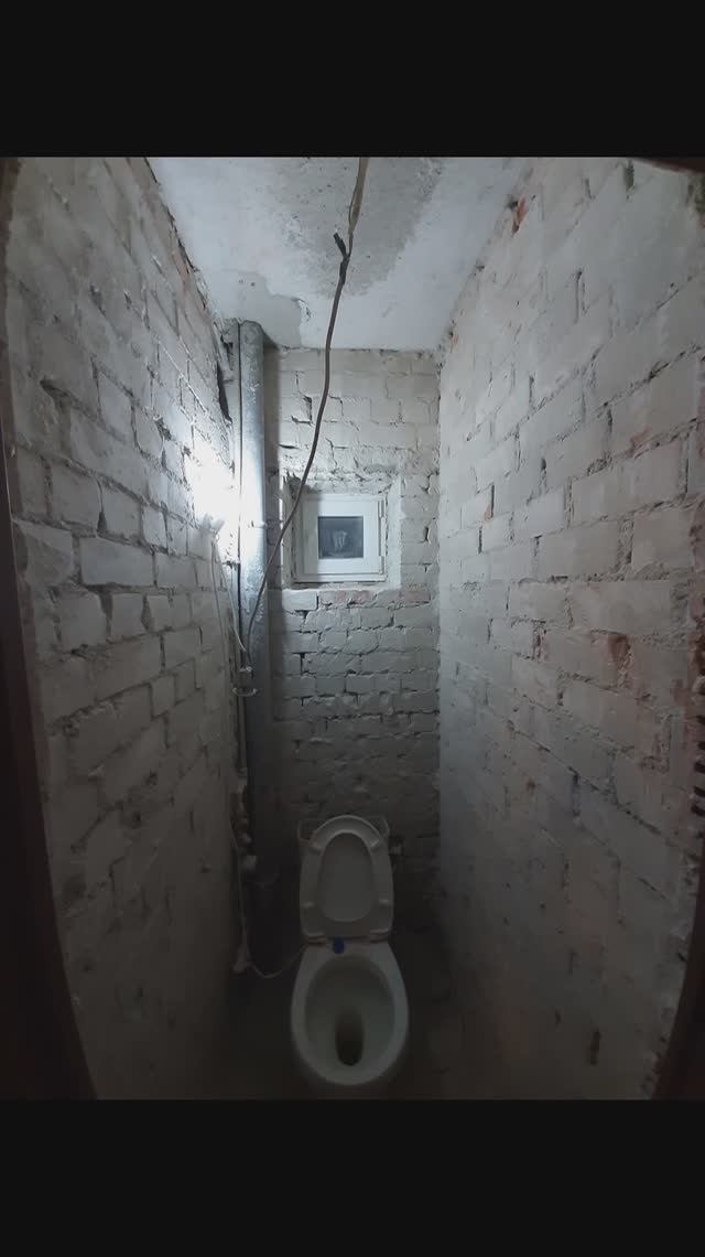 Ремонт санузла 2 м.кв. во вторичке. Демонтаж плитки и штукатурки. Ремонт. Калининград.