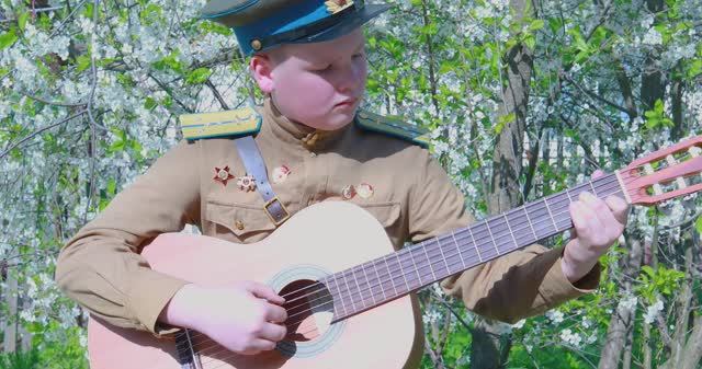 Поздравление с Днём Победы и в качестве подарка мелодия военных лет "Синий платочек"