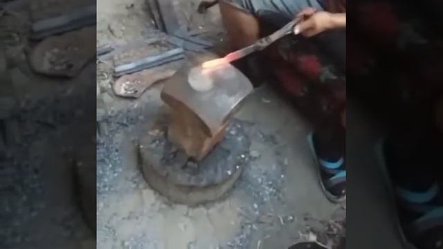 Сыновья_Бахрома_Юсупова_делают_заготовки_для_клинков